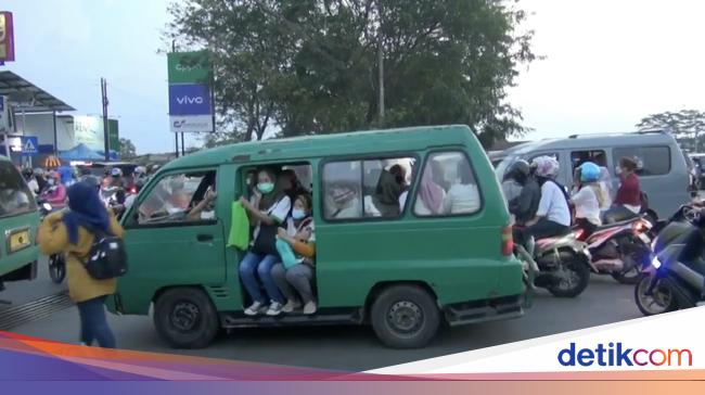 7 Hal yang Dirasakan Penumpang Angkot, Kamu Pernah Alami yang Mana?