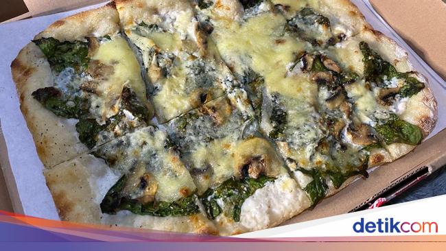The Baker Bunch: Renyah Chewy Pizza Sourdough Kekinian yang Lembut Enak