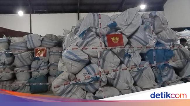 783 Bal Pakaian Bekas Ilegal Asal Malaysia Diserahkan ke Bea Cukai Teluk Nibung