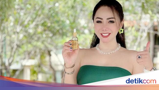 Foto: 8 Penampilan Seksi Femmy Permatasari di Usia 47, Bantah Implan Payudara