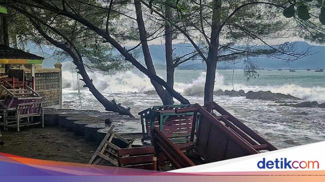 Gelombang Setinggi 6 Meter Terjang Cafe Wisata Di Pelabuhanratu