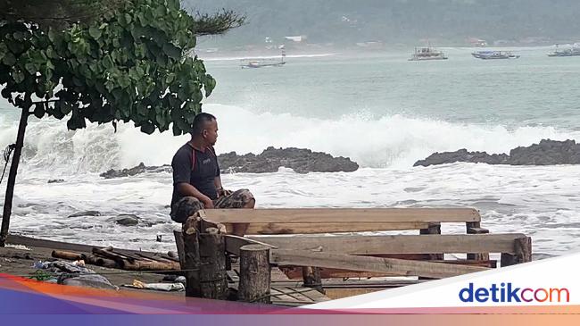 Gelombang Setinggi 6 Meter Terjang Cafe Wisata Di Palabuhanratu Sukabumi