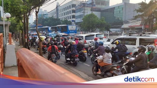 Ada Titik Penyekatan Baru, Jl Mampang Prapatan Macet Panjang Ada Titik Penyekatan Baru, Jl Mampang Prapatan Macet Panjang