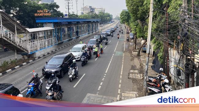 Lalin Lancar di Titik Penyekatan Mampang Jaksel Pagi Ini Lalin Lancar di Titik Penyekatan Mampang Jaksel Pagi Ini