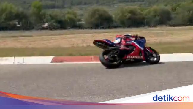 Rossi Naik Bajaj Bareng Pacar, Marquez Pilih Geber Honda CBR600RR di ...