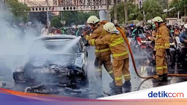 7 Cara Mencegah Mobil Terbakar Tiba-tiba di Jalan