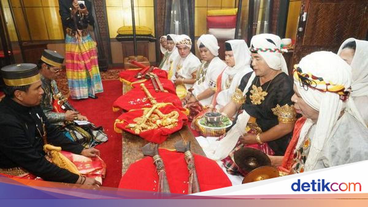 Bissu, Pendeta Bugis Kuno di Sulsel yang Terancam Punah