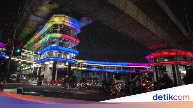 Keren! Halte CSW Jakarta Berhiaskan Lampu Warna-warni