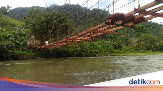 Perbaikan Jembatan Tempat Pelajar Bergantung di Mamasa Segera Rampung
