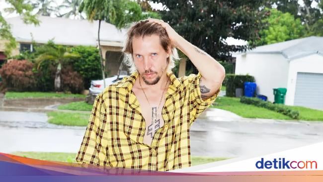 Stylist Rapper Post Malone Rilis Koleksi Dress Khusus Buat Pria