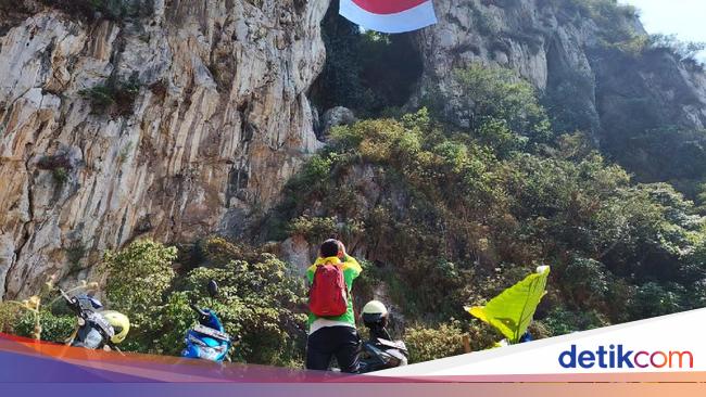 Memotret Merah Putih di Tebing Hawu