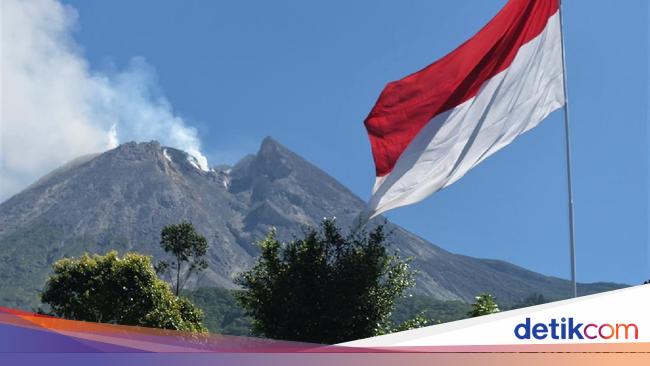 Rayakan HUT RI, Bendera Merah Putih Berkibar di Lereng Merapi