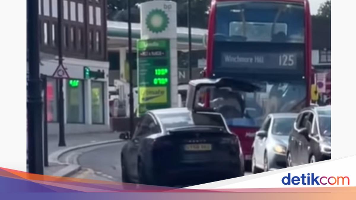Kepak Sayap Mobil Tesla Ini Bikin Kerugian Rp 143 Juta