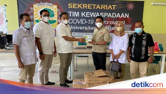 Andre Rosiade Bagikan Puluhan Ribu Masker ke RS M Djamil & RS Unand Andre Rosiade Bagikan Puluhan Ribu Masker ke RS M Djamil & RS Unand