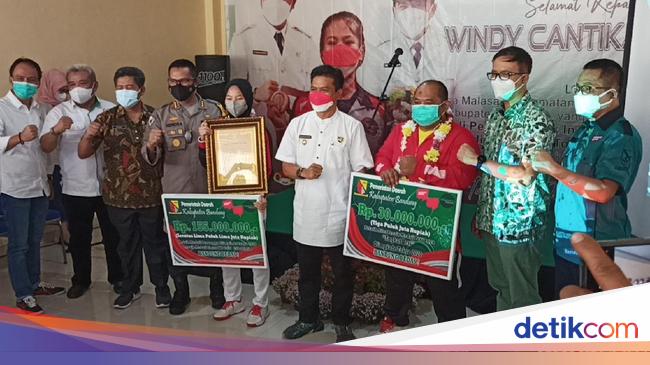 Bupati Bandung Beri Kadeudeuh Windy Cantika Peraih Medali Olimpiade