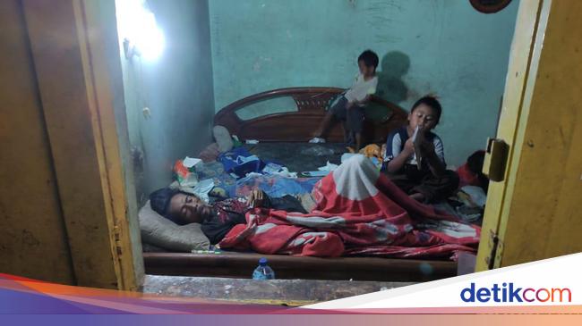 Potret 2 Bocah di Kota Malang Rawat Sang Ayah yang Terbaring Lumpuh