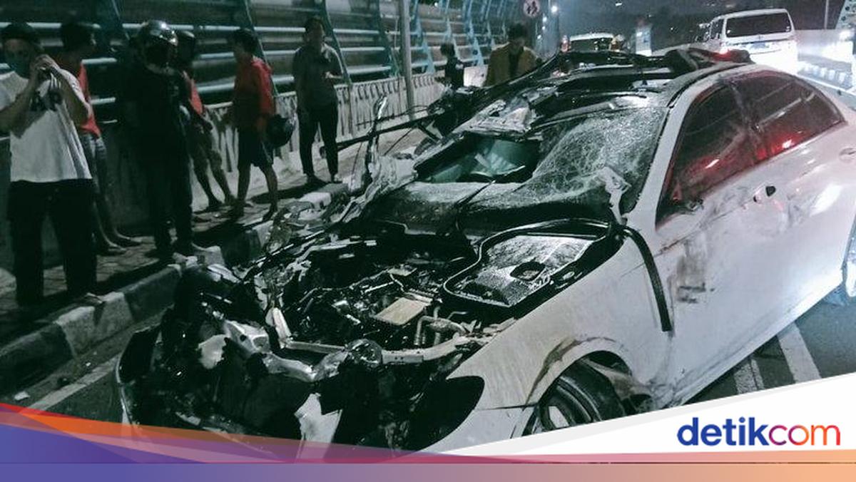 Mobil Mercy Ringsek Usai Tabrak Pembatas Jalan di Flyover Permata Hiijau