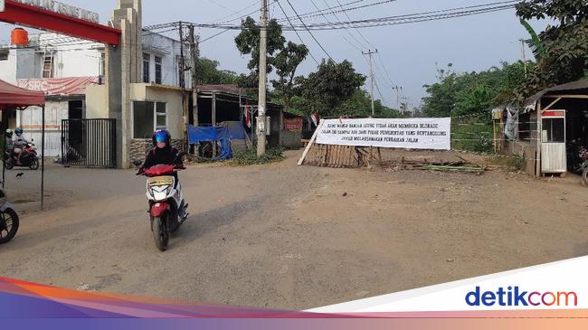 Protes Jalan Rusak, Warga Blokade Akses ke Terminal Pakupatan Serang Protes Jalan Rusak, Warga Blokade Akses ke Terminal Pakupatan Serang