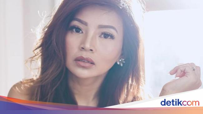 Seksi di Usia 40, Olive Lee Dikira Kakak dari 3 Anaknya!