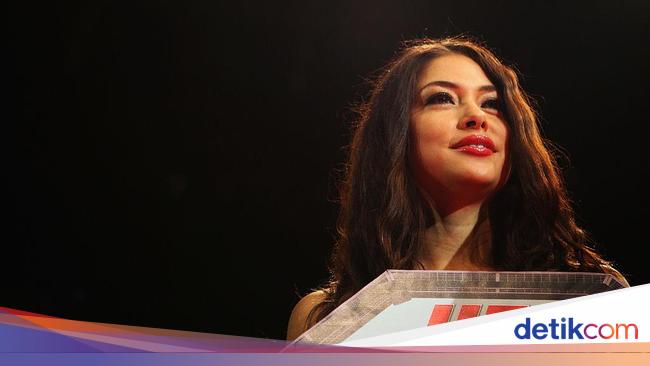 Kisah Gadis Papan Ronde UFC, Setahun Penghasilannya Rp 14 Miliar Kisah Gadis Papan Ronde UFC, Setahun Penghasilannya Rp 14 Miliar