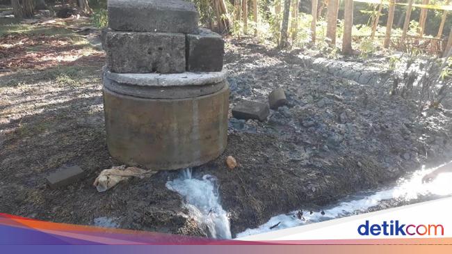 Semburan Air 15 Meter di Bojonegoro Asin dan Bau Belerang, Ini ...