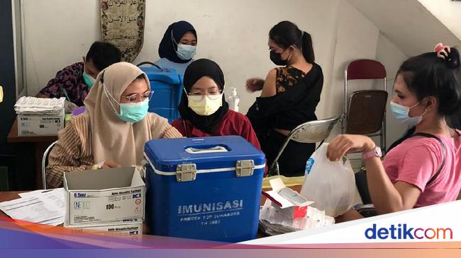 Suka Cita Waria di Surabaya Dapat Jatah Vaksinasi COVID-19
