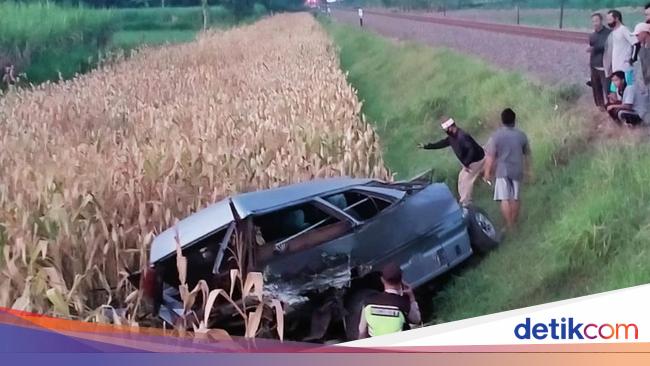 Mobil Di Kediri Ringsek Tertabrak Kereta Api Hingga Pengemudinya Tewas