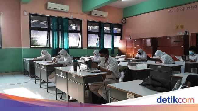 Potret Suasana Sekolah Tatap Muka Perdana Terbatas di SMAN 65 Jakarta