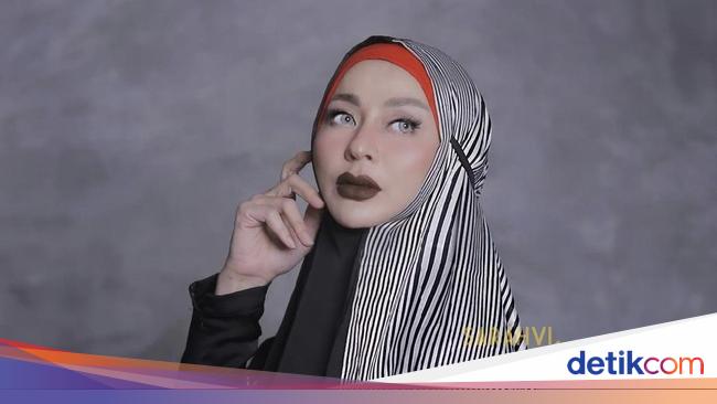 8 Gaya Terbaru Sarah Vi Pakai Hijab Matching dengan Lipstik, Bikin Pangling