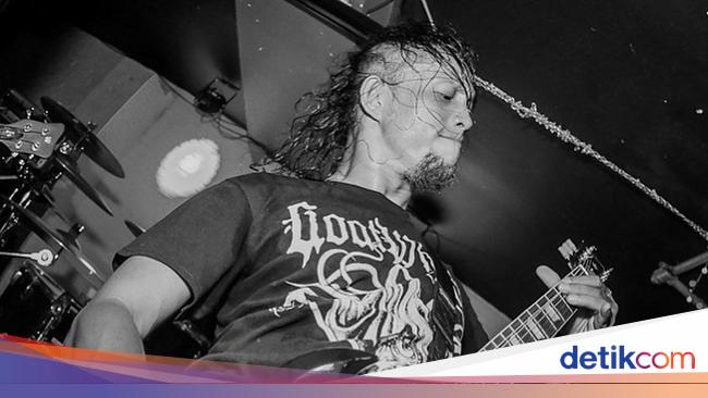 Eben Burgerkill Dimakamkan di Halaman Rumah