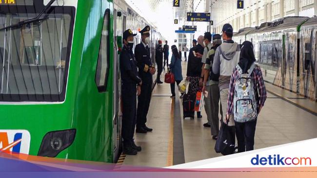 Jangan Sampai Terjepit Pintu KA, Ini Aturan Keluar dari Gerbong Kereta Api