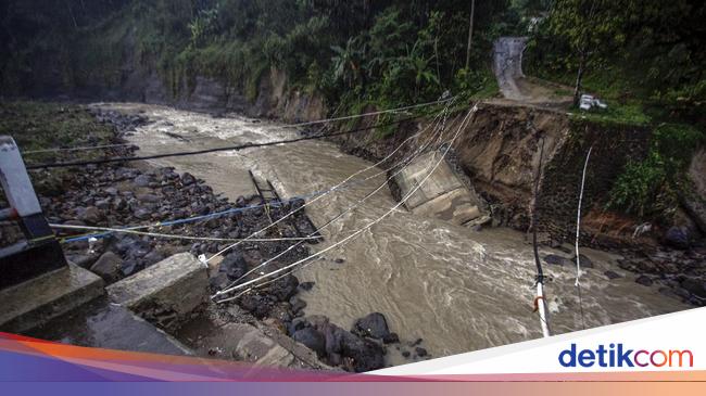 Jembatan Sungai Cidurian Bogor Ambruk Diterjang Banjir Bandang
