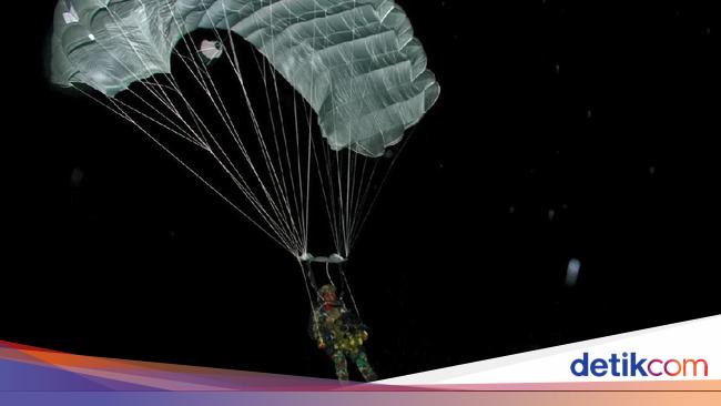 Prajurit Yontaifib Pasmar 2 Korps Marinir TNI AL Gelar Terjun Malam