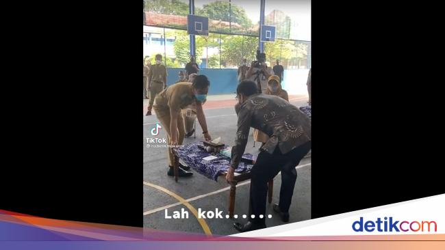 Nadiem Angkat Meja Bareng Gibran saat Tinjau PTM Solo, Untung Bukan Marmer