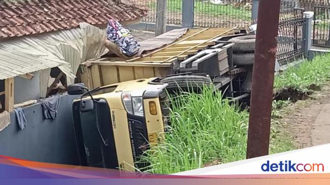 Truk Seruduk Pagar Rumah Warga di Sukabumi