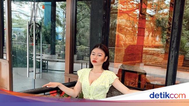 Dihadiahi Tas Mahal oleh Hotman Paris, Ini Pose Vey Ruby Jane di Kafe Saat Hangout