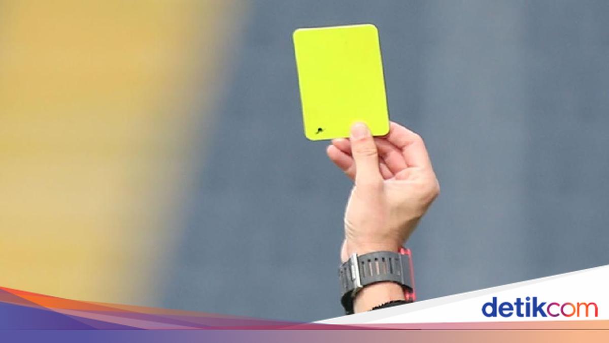 4 Warna Kartu dalam Sepakbola Beserta Contoh Pelanggaran dan Sanksinya