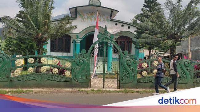 Mengintip Rumah 'Raja' di Pandeglang yang Mirip Istana Kerajaan