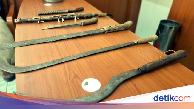 Ngeri! Aneka Senjata Mematikan Milik Pelajar Sukabumi Saat Tawuran