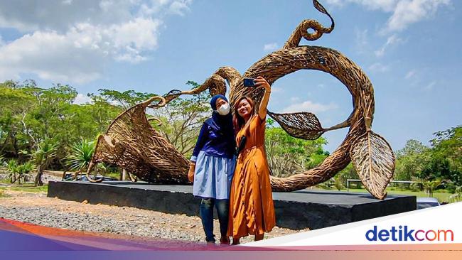 Replika Bunga Kecubung Raksasa Hiasi Bukit Cubung Kulon Progo, Cantiknya!