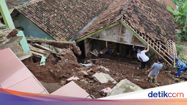 Longsor Terjang Desa Nasol Ciamis, Rumah Rusak-Jalan Tertimbun Tanah