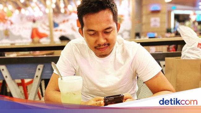 Gaya Santai Ega Prayudi, Putra Tukul Arwana saat Makan di Restoran Mewah Gaya Santai Ega Prayudi, Putra Tukul Arwana saat Makan di Restoran Mewah