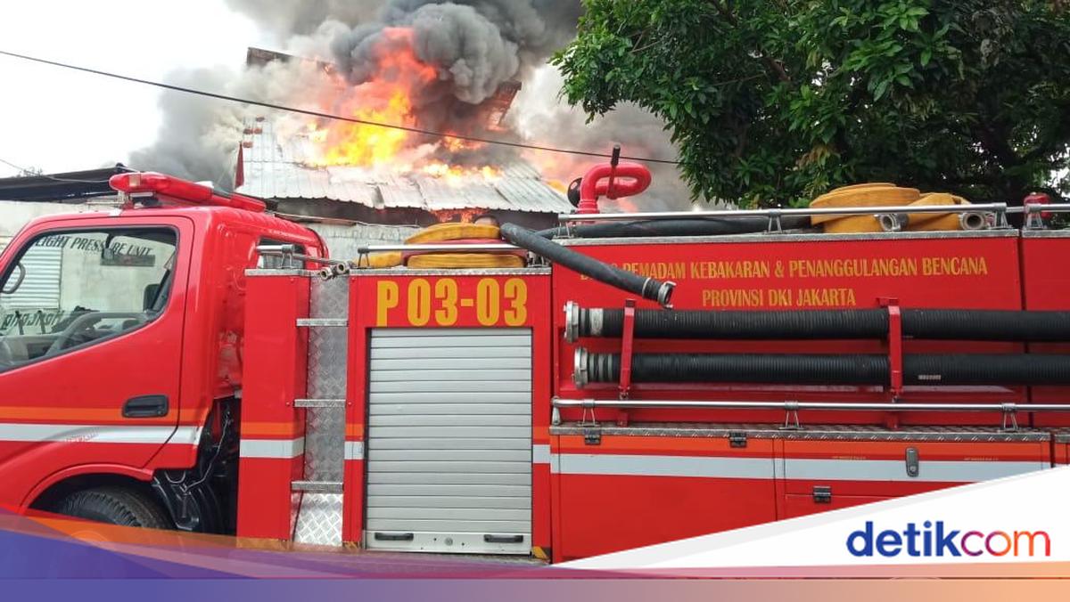 Gudang di Larangan Tangerang Terbakar, Asap Hitam Tebal Mengepul Tinggi