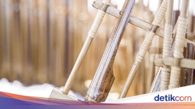 7 Alat Musik Khas Jawa Barat dan Cara Memainkannya