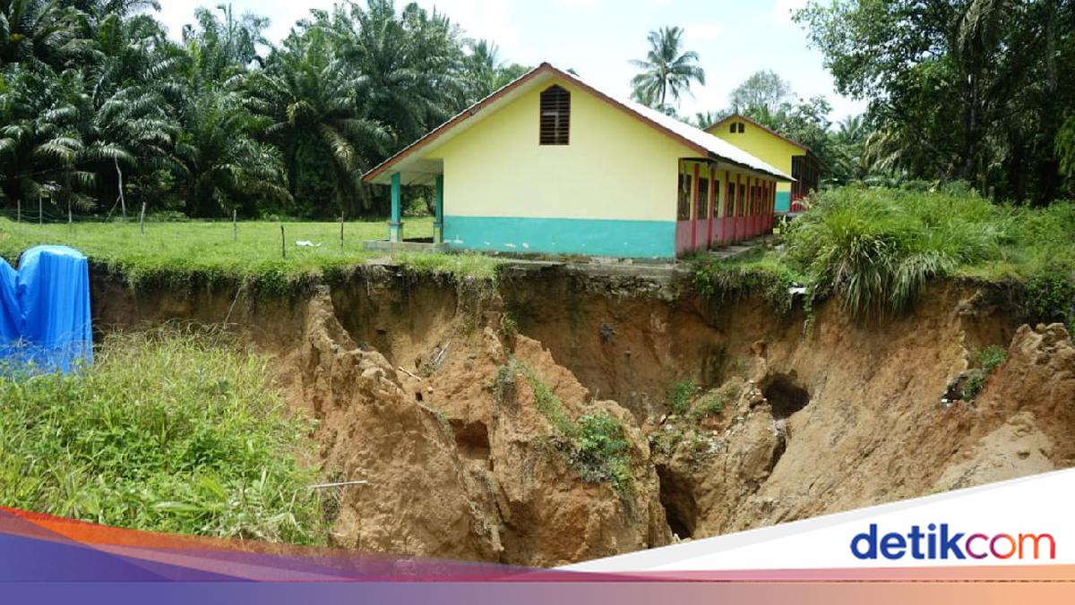 Gedung SD Negeri di Asahan Terancam Terperosok Jurang Akibat Longsor