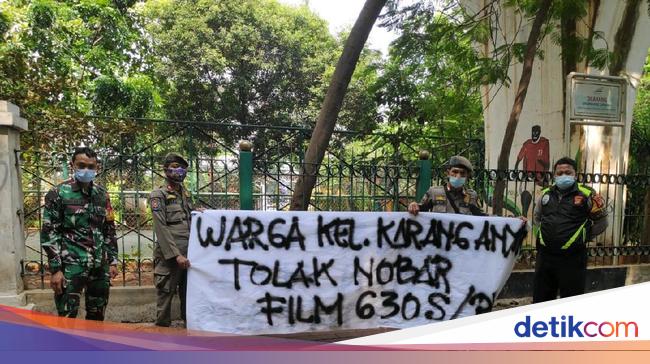Satpol PP Copot 10 Spanduk Tolak Nobar G30S/PKI di Jakpus
