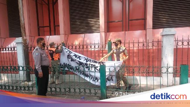 Satpol PP Tertibkan Sejumlah Spanduk Tolak Nobar G30S/PKI di Jakpus