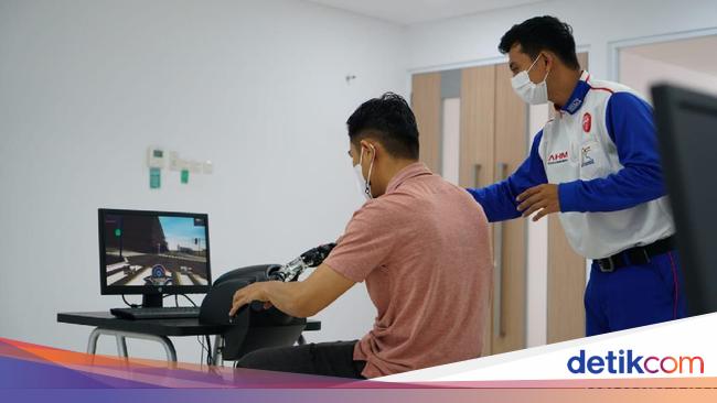 Uji Keterampilan Bermotor di Fasilitas Pelatihan Safety Riding Terbesar ...