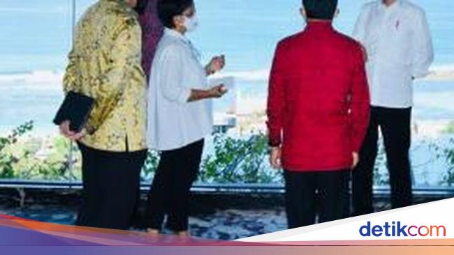 Sepatu Modis Menlu Retno Padahal Selen, Bolehkah untuk ke Sekolah?