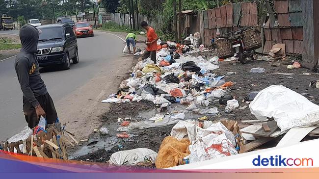 Jorok! Sampah Berserakan di Pinggir Jalan Jambi hingga Timbulkan Bau Busuk Jorok! Sampah Berserakan di Pinggir Jalan Jambi hingga Timbulkan Bau Busuk